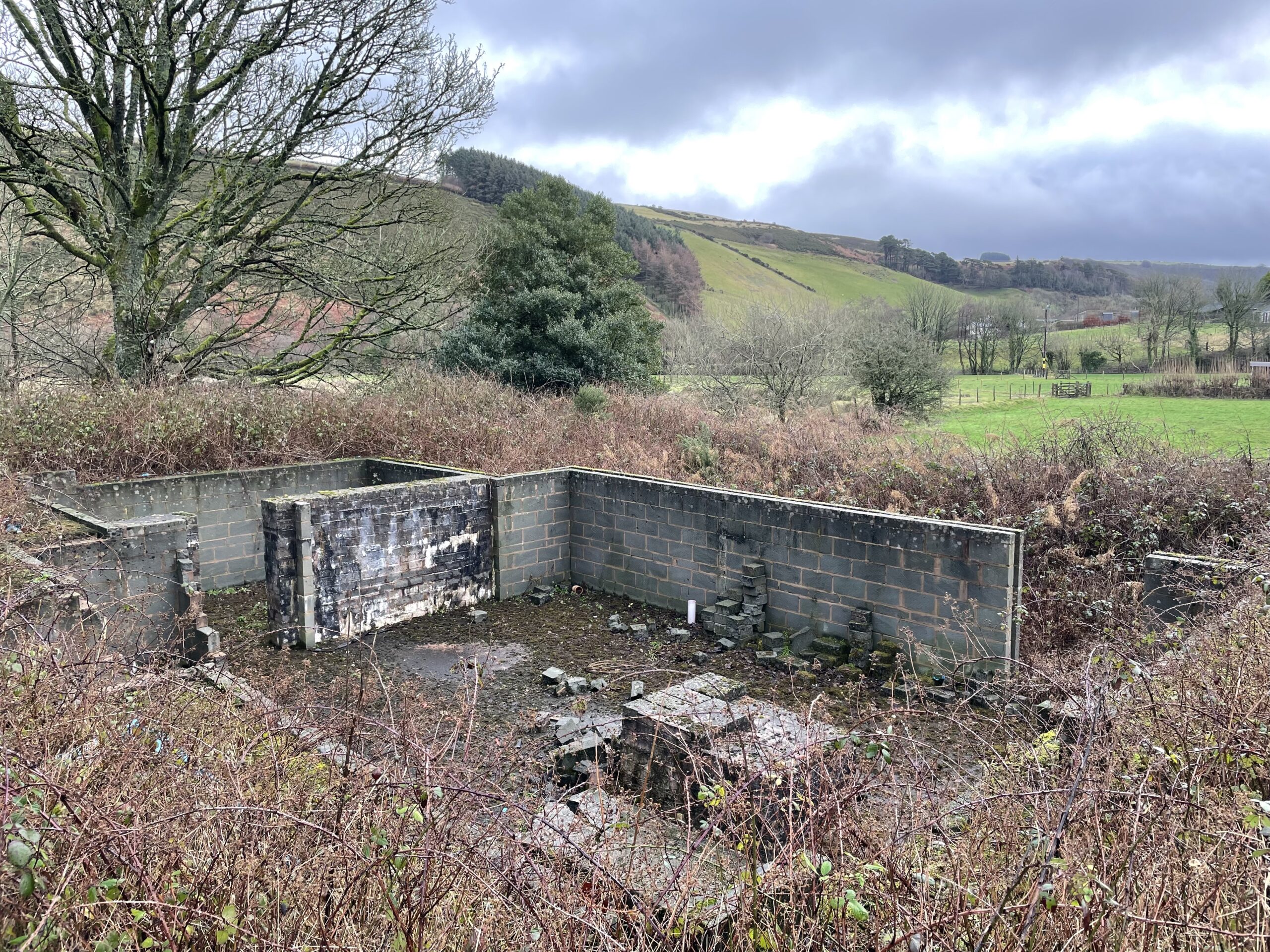 A LARGE FREEHOLD BUILDING SITE FOR A NEW DETACHED 3 BED RESIDENTIAL ...