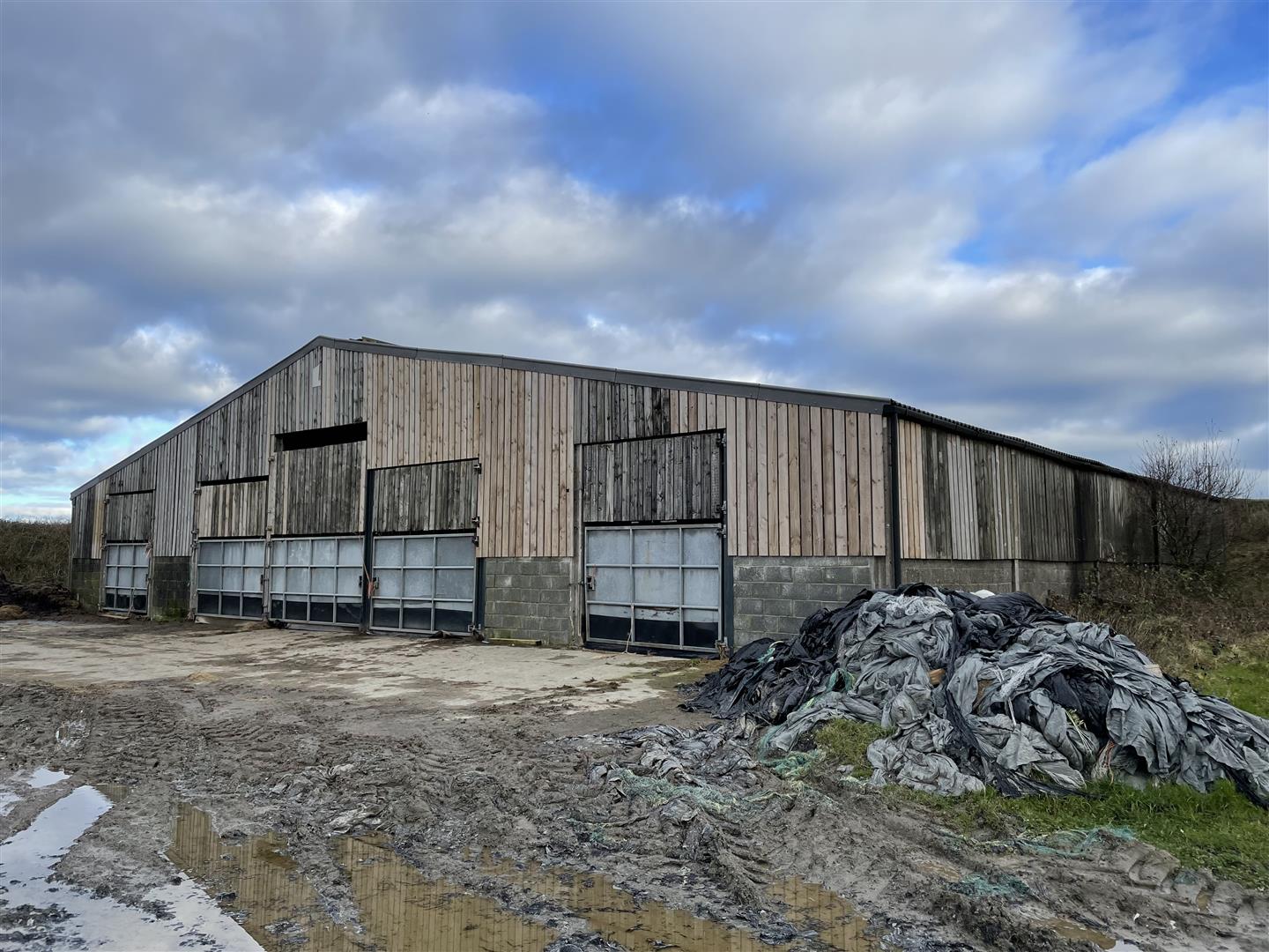 AN AGRICULTURAL BUILDING MEASURING OVER 500 M2 SET IN A WONDERFUL ...